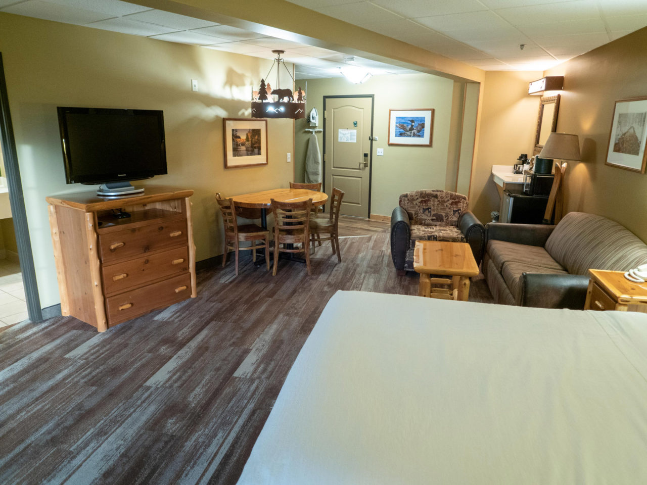 Lodging - Grand Ely Lodge